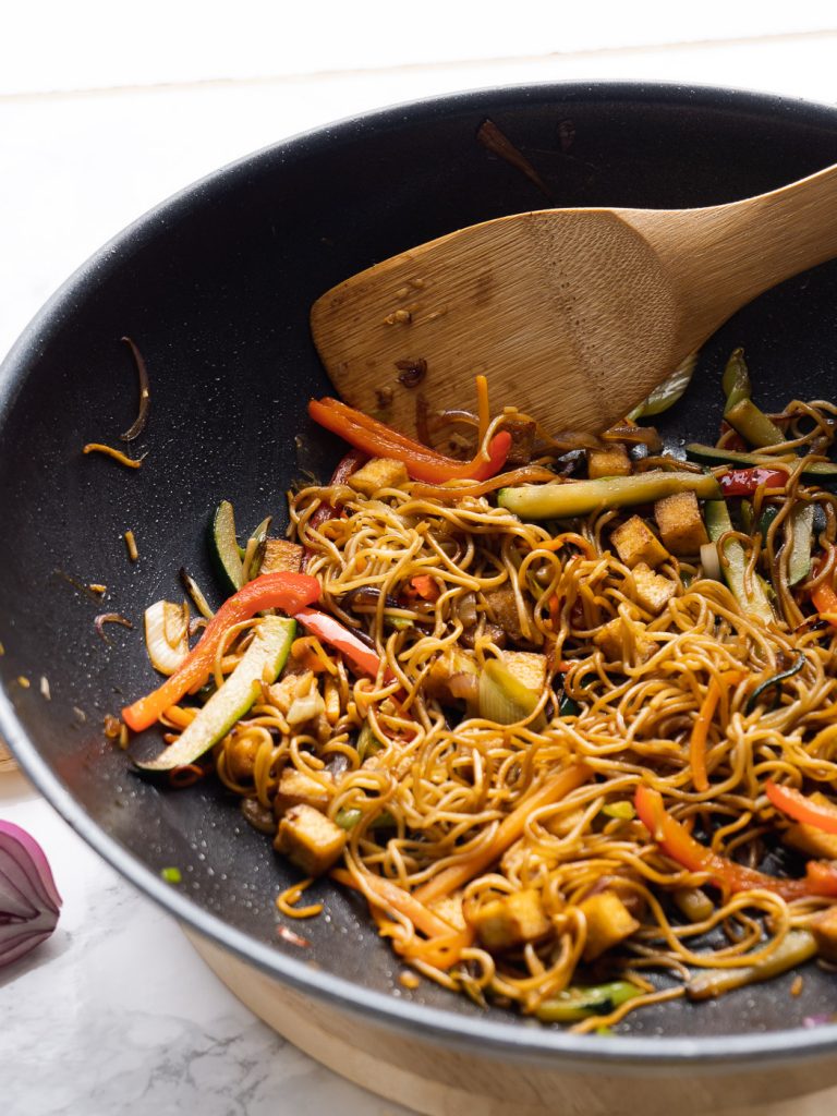 Wok kochen: Pfannenrühren in 8 einfachen Schritten lernen! (Anleitung)